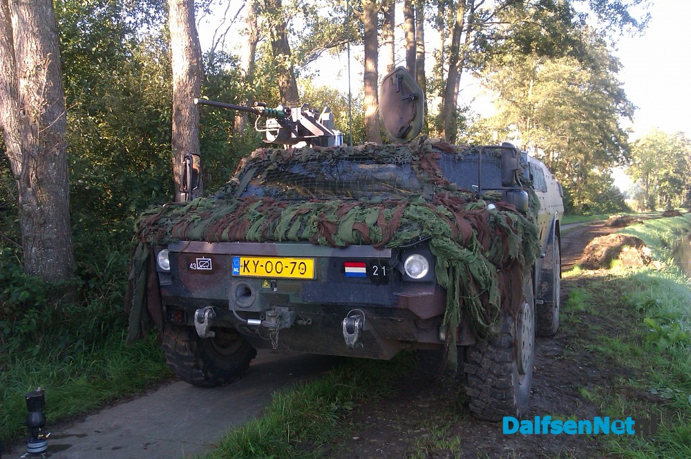 Militaire voertuig in sloot beland aan de voetsteeg | DalfsenNet